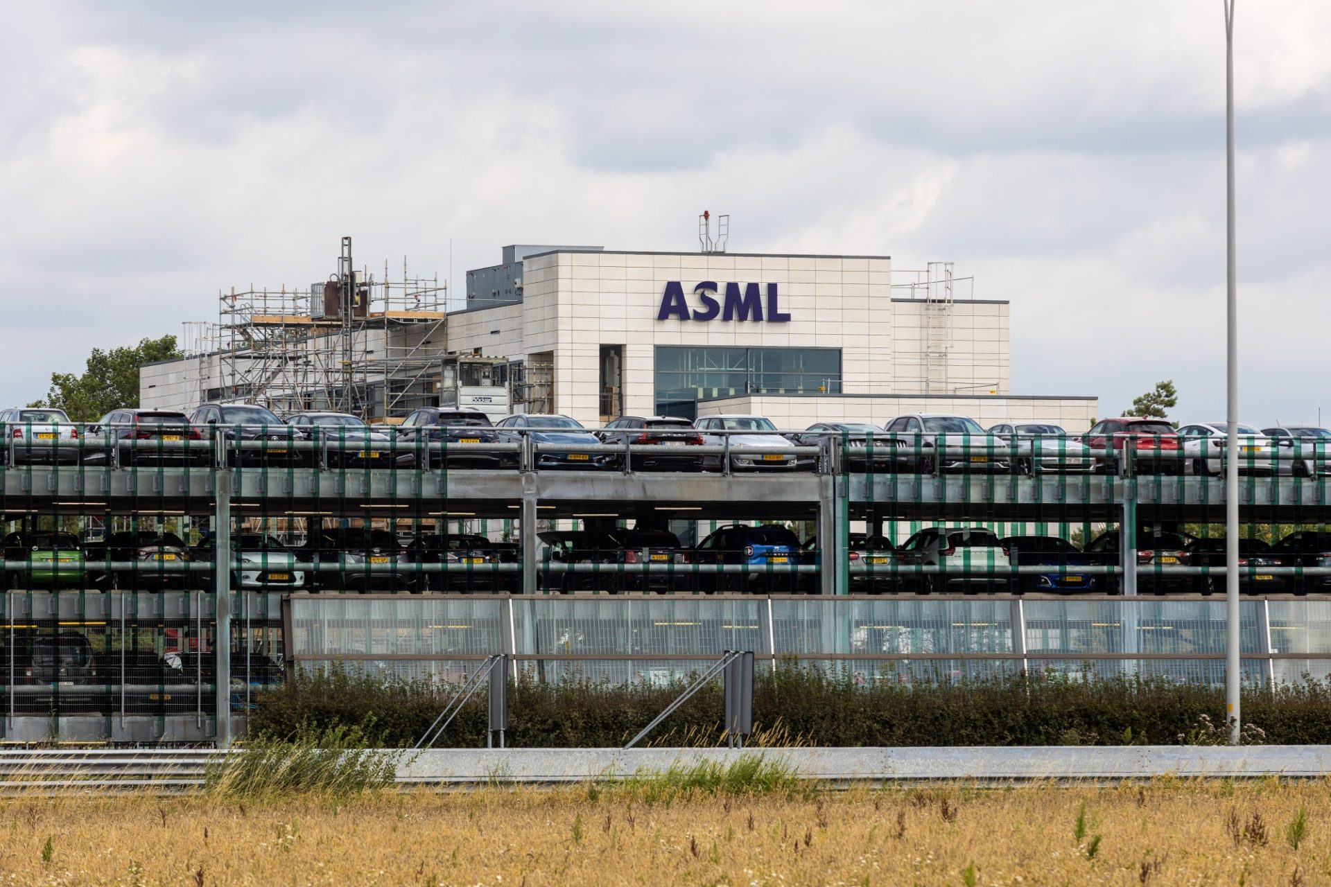 ASML, la fábrica de chips de Europa, se va de Países Bajos. Y EE.UU. la ...